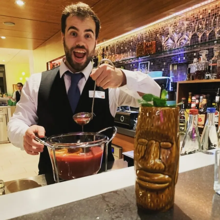 César Ribeiro - Bartender @ Kalipeh Sap Guesthouse | Gronda